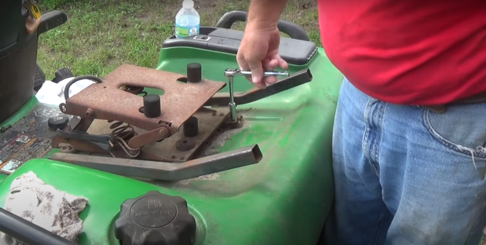 John Deere Mower Quits When Hot: How to Fix? - GardenProfy